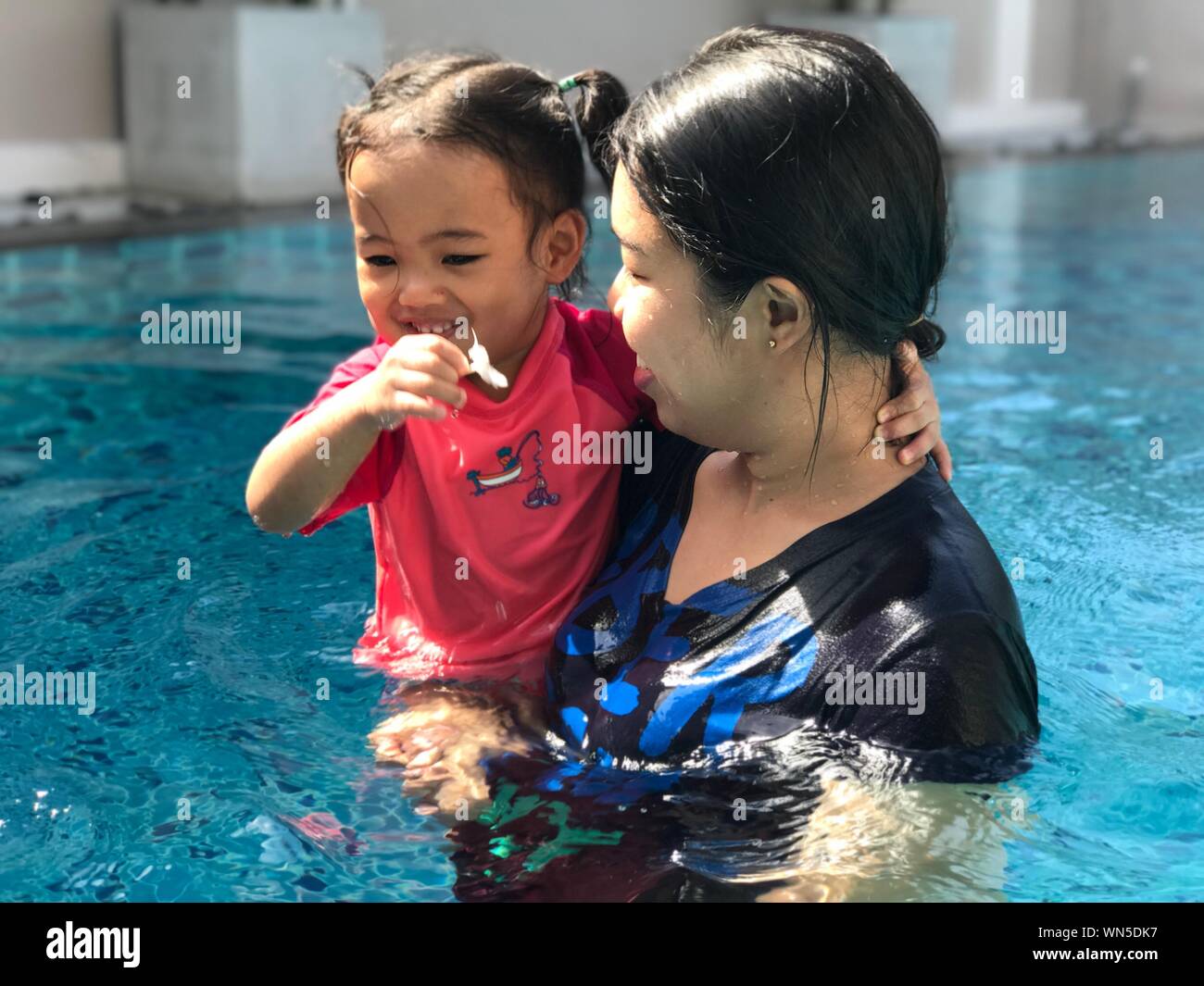 Mother daughter swimming pool hi-res stock photography and images - Alamy