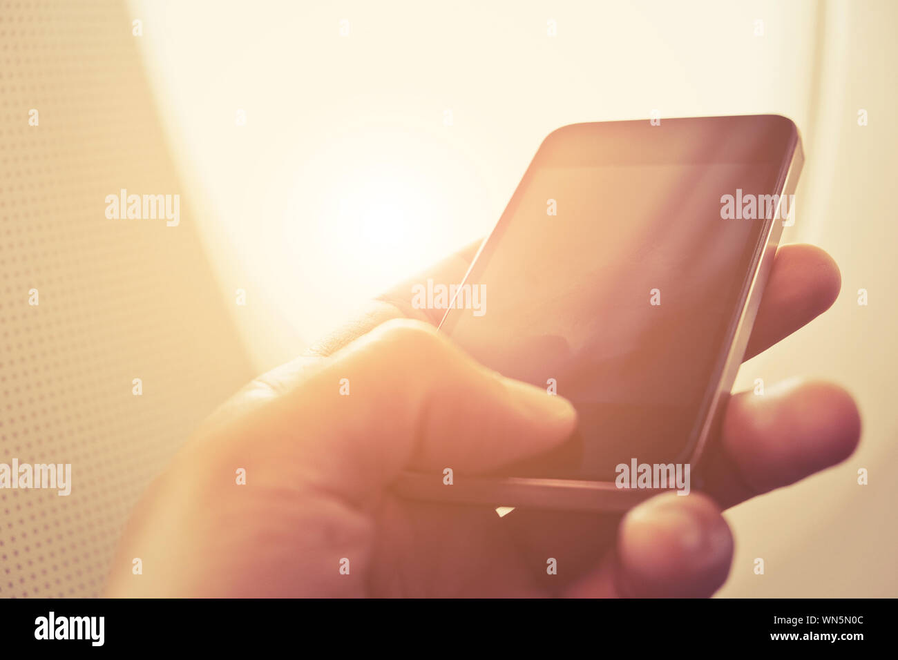 Hand holding phone back hi-res stock photography and images - Alamy