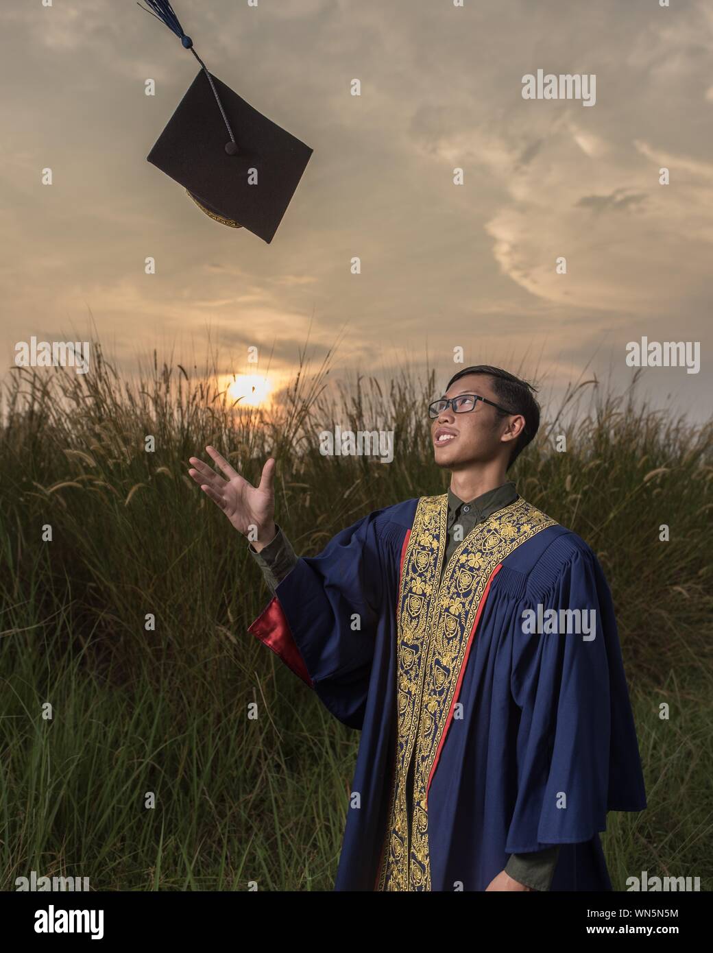 Man wearing graduation cap hi-res stock photography and images - Alamy
