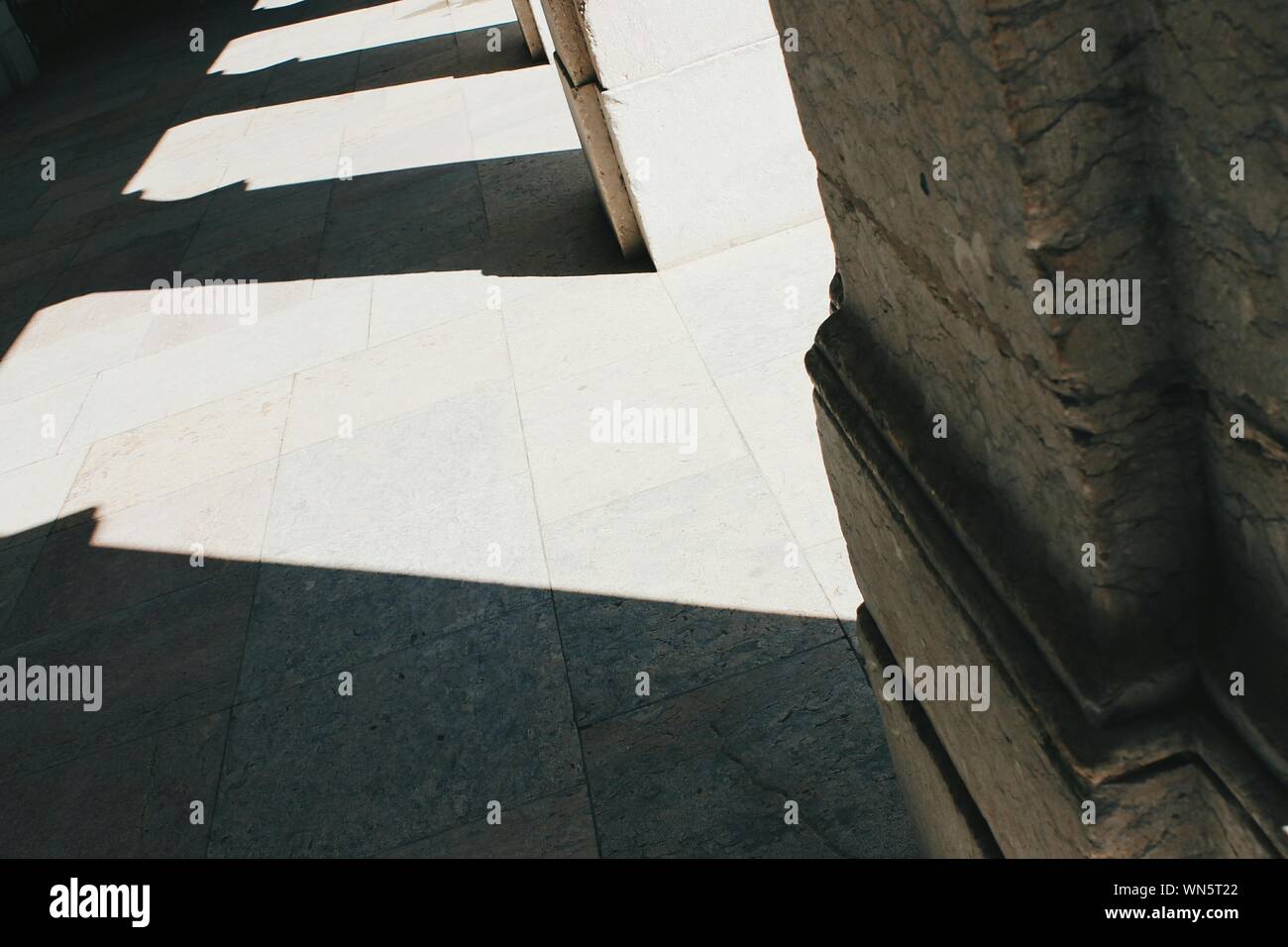 Wall high columns hi-res stock photography and images - Alamy