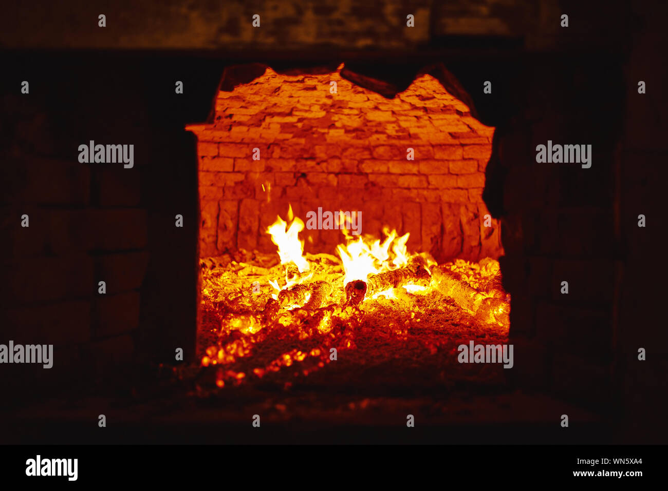 Burning fire in fireplace hi-res stock photography and images - Alamy