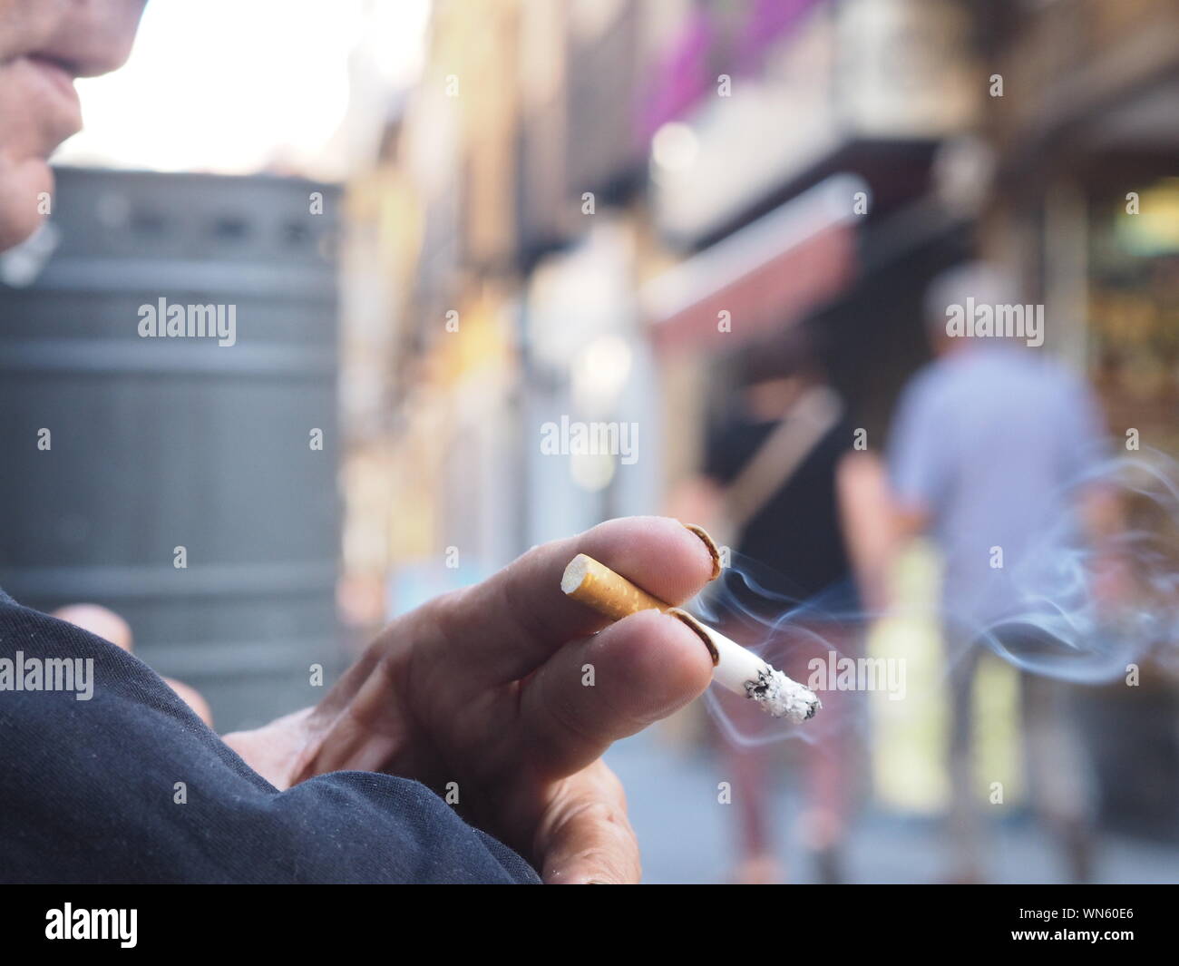 Hand with cigarette hi-res stock photography and images - Alamy