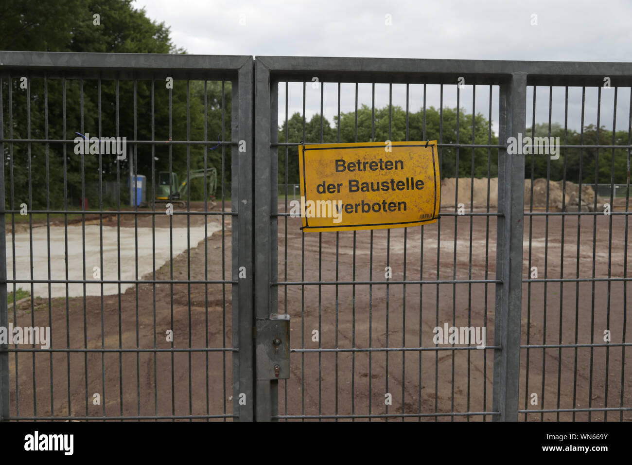 Yellow warning sign hi-res stock photography and images - Alamy