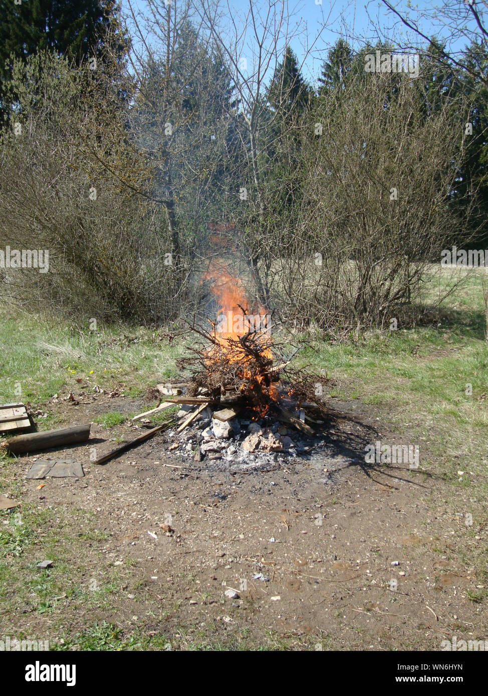 Timber bonfire hi-res stock photography and images - Alamy