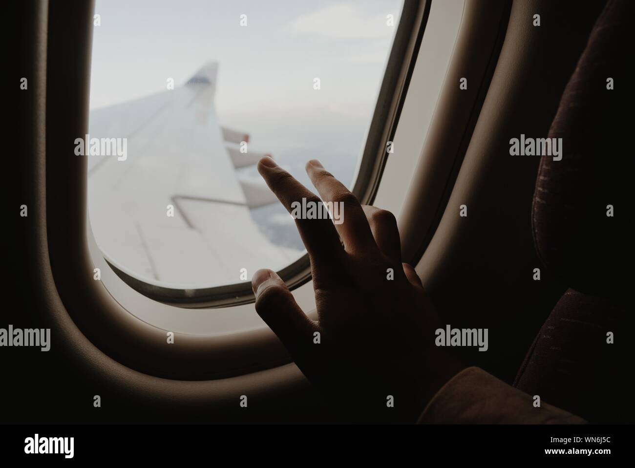 Human hand on airplane window hi-res stock photography and images - Alamy