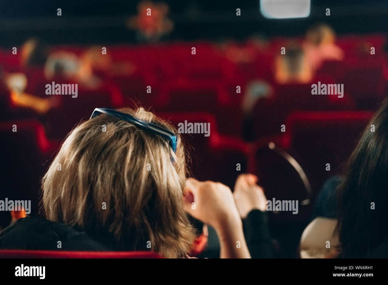 Movie theater audience rear hi-res stock photography and images - Alamy