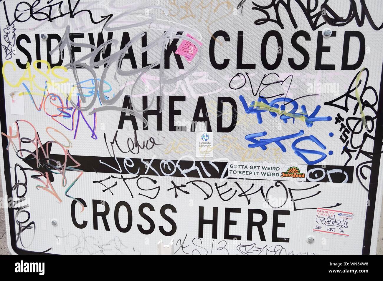 Graffiti warning sign hi-res stock photography and images - Alamy