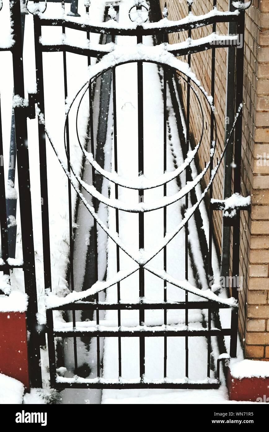 Frozen gate hi-res stock photography and images - Alamy