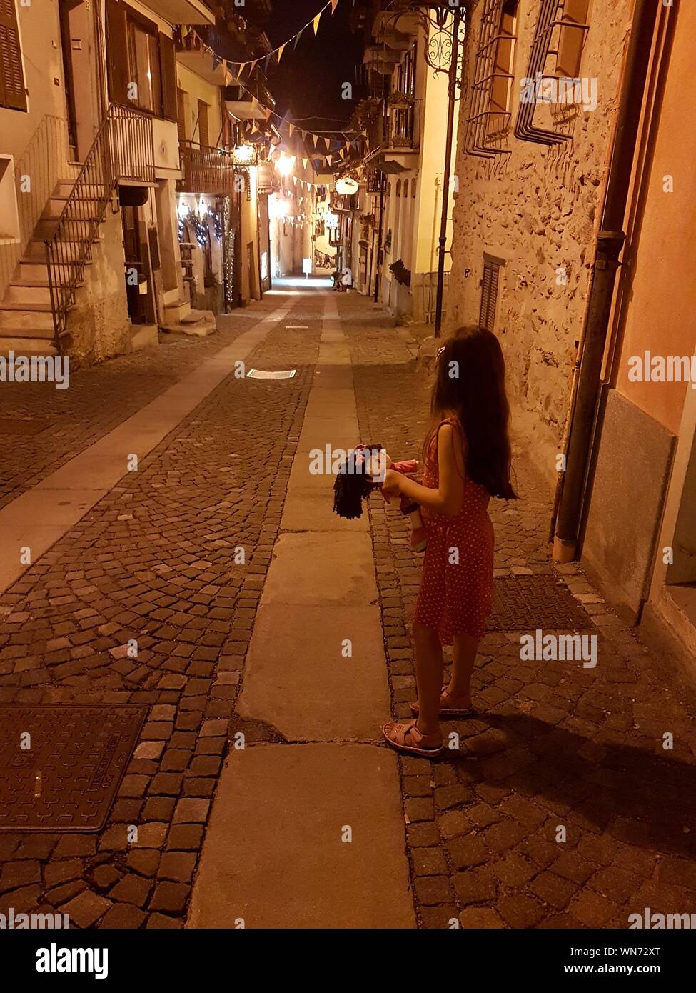 Girl on street night city hi-res stock photography and images - Alamy