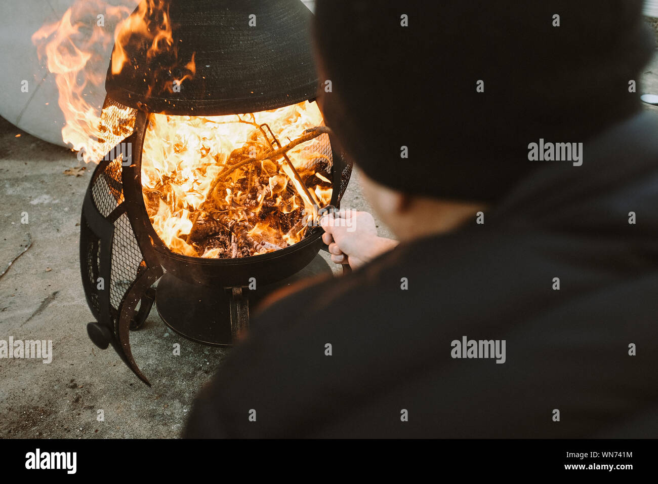Lighting fire hi-res stock photography and images - Alamy
