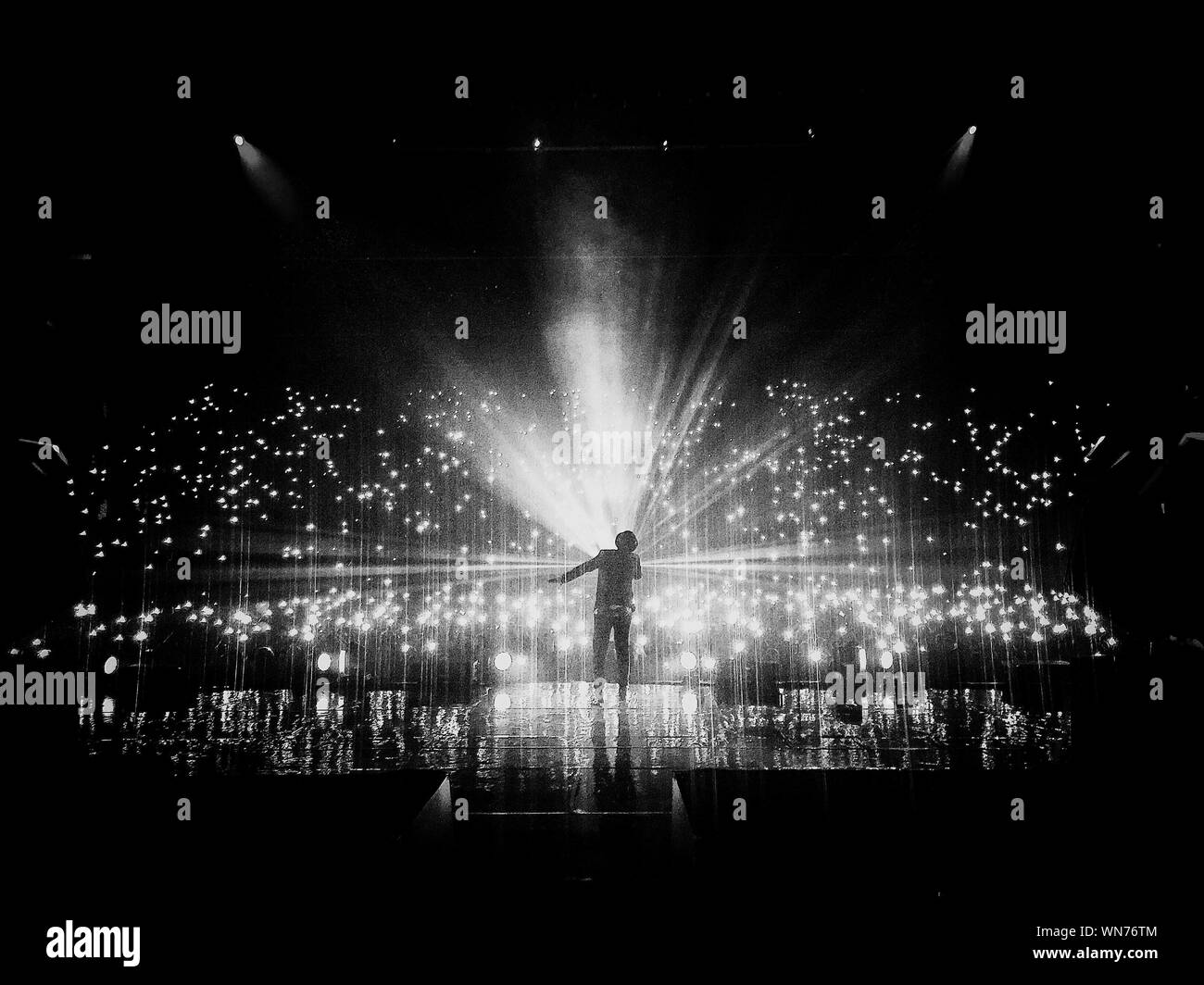 Singer singing stage light hi-res stock photography and images - Alamy