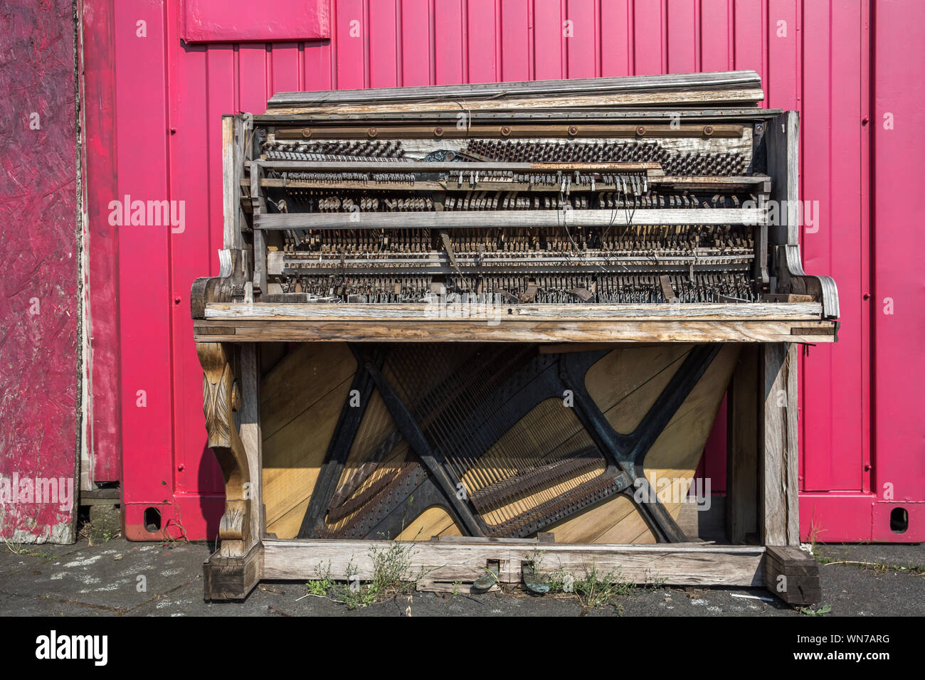 Broken piano hi-res stock photography and images - Alamy
