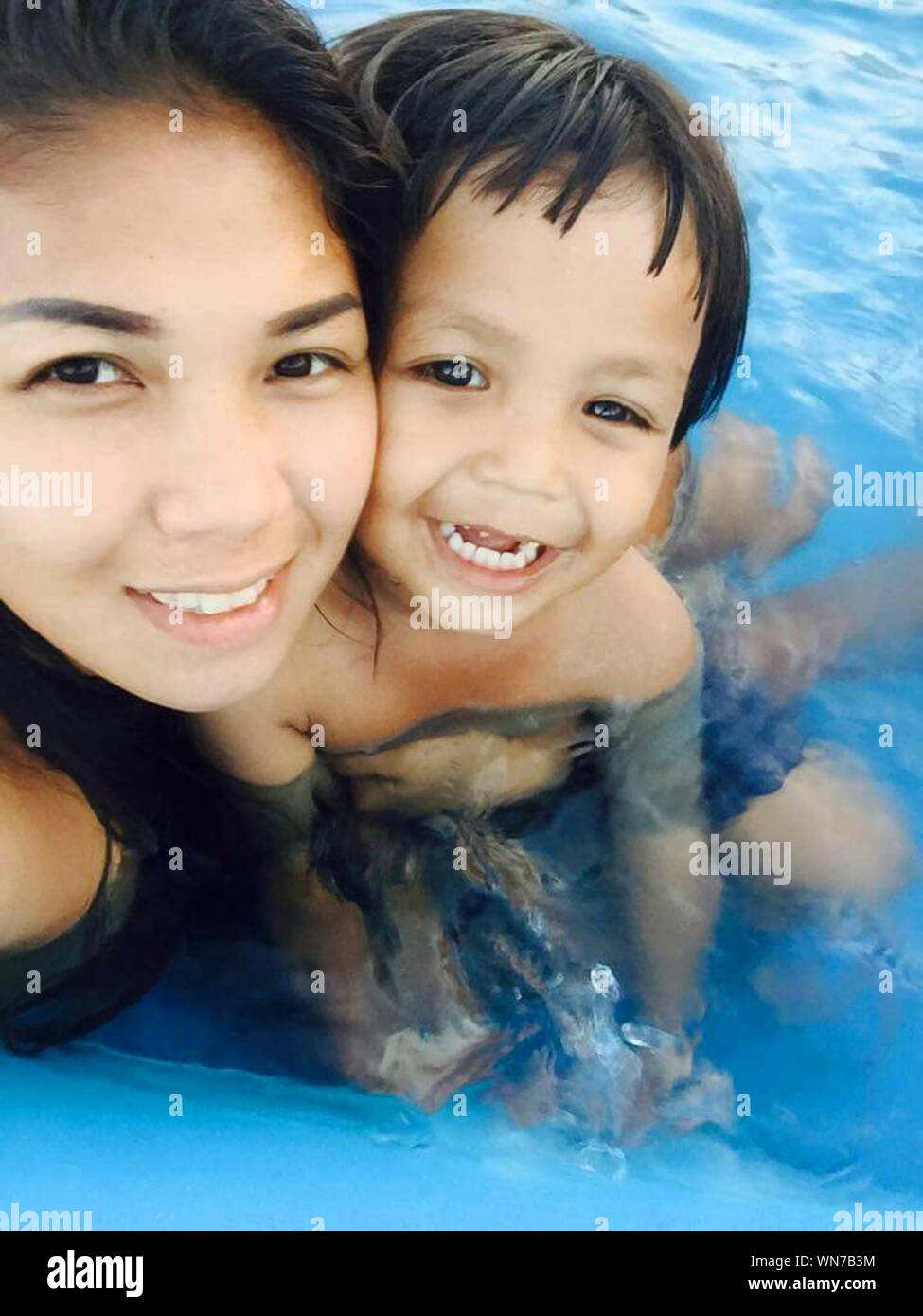 Mother with daughter in swimming pool hi-res stock photography and ...