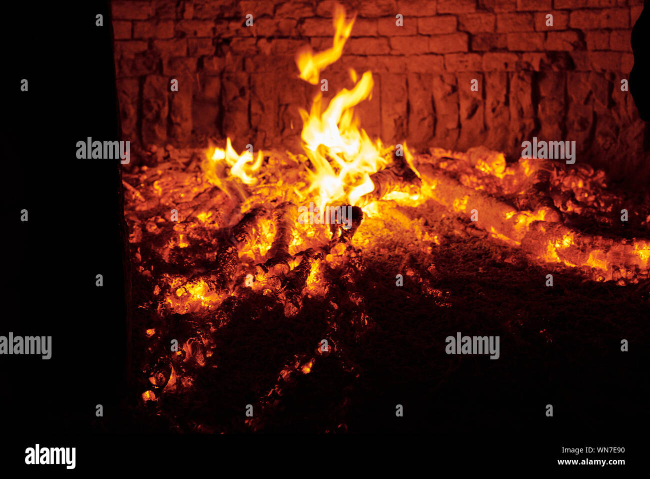 Burning fire in fireplace hi-res stock photography and images - Alamy