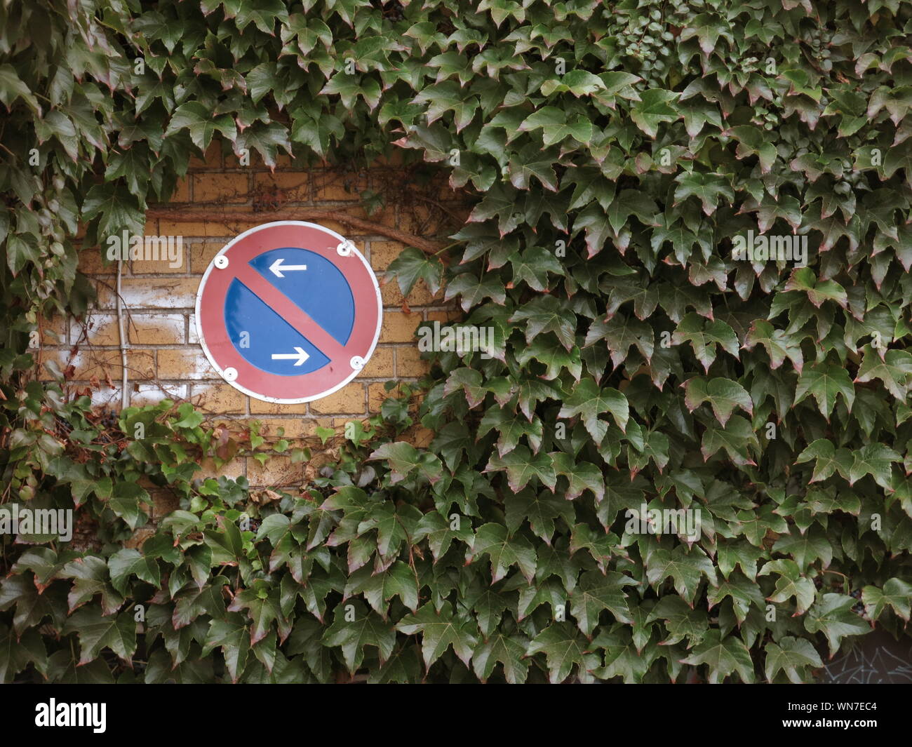 Entry and arrow sign hi-res stock photography and images - Alamy