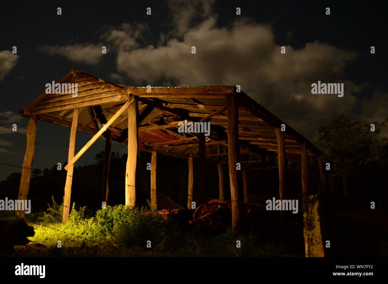 Wooden stable hi-res stock photography and images - Alamy