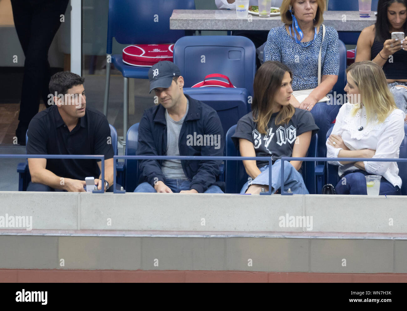 Justin bartha and lia smith hi-res stock photography and images - Alamy