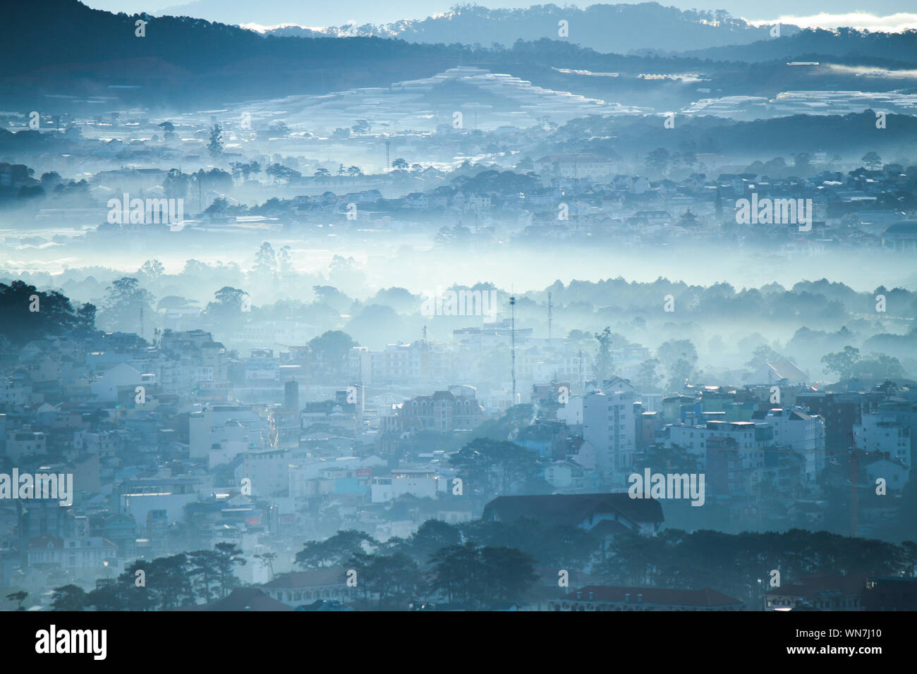 Fog city spooky hi-res stock photography and images - Alamy