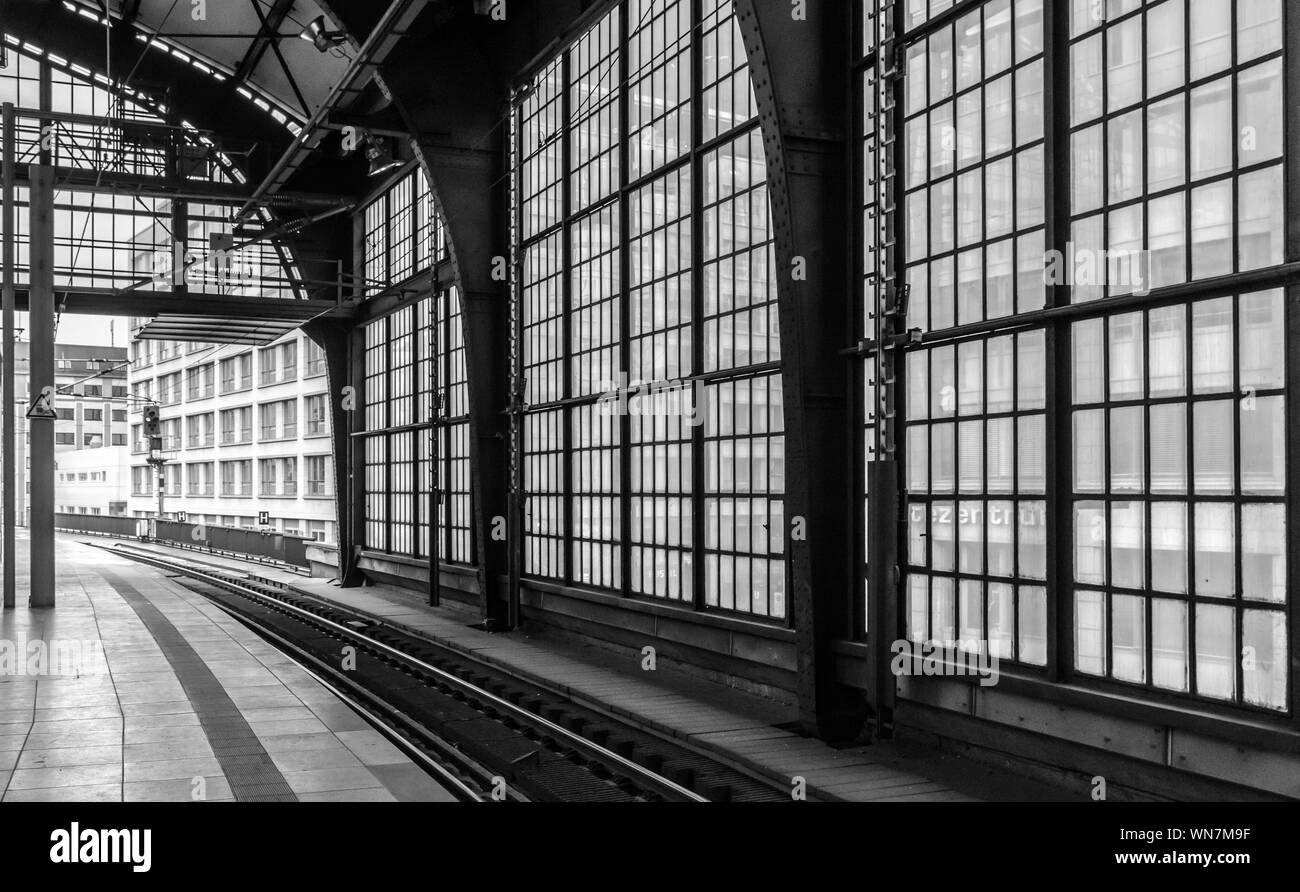 Empty railroad platform hi-res stock photography and images - Alamy