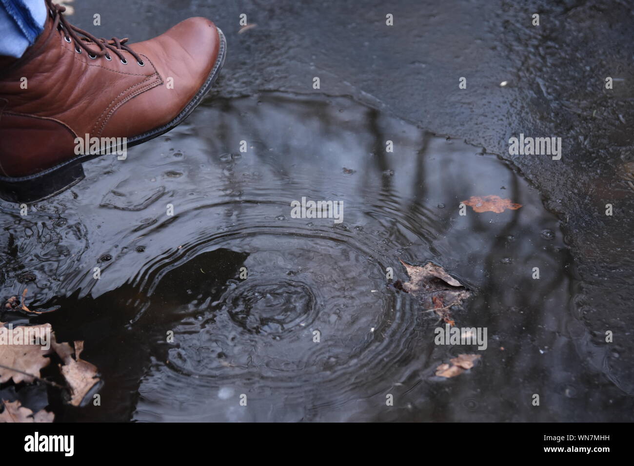 Water over road hi-res stock photography and images - Alamy