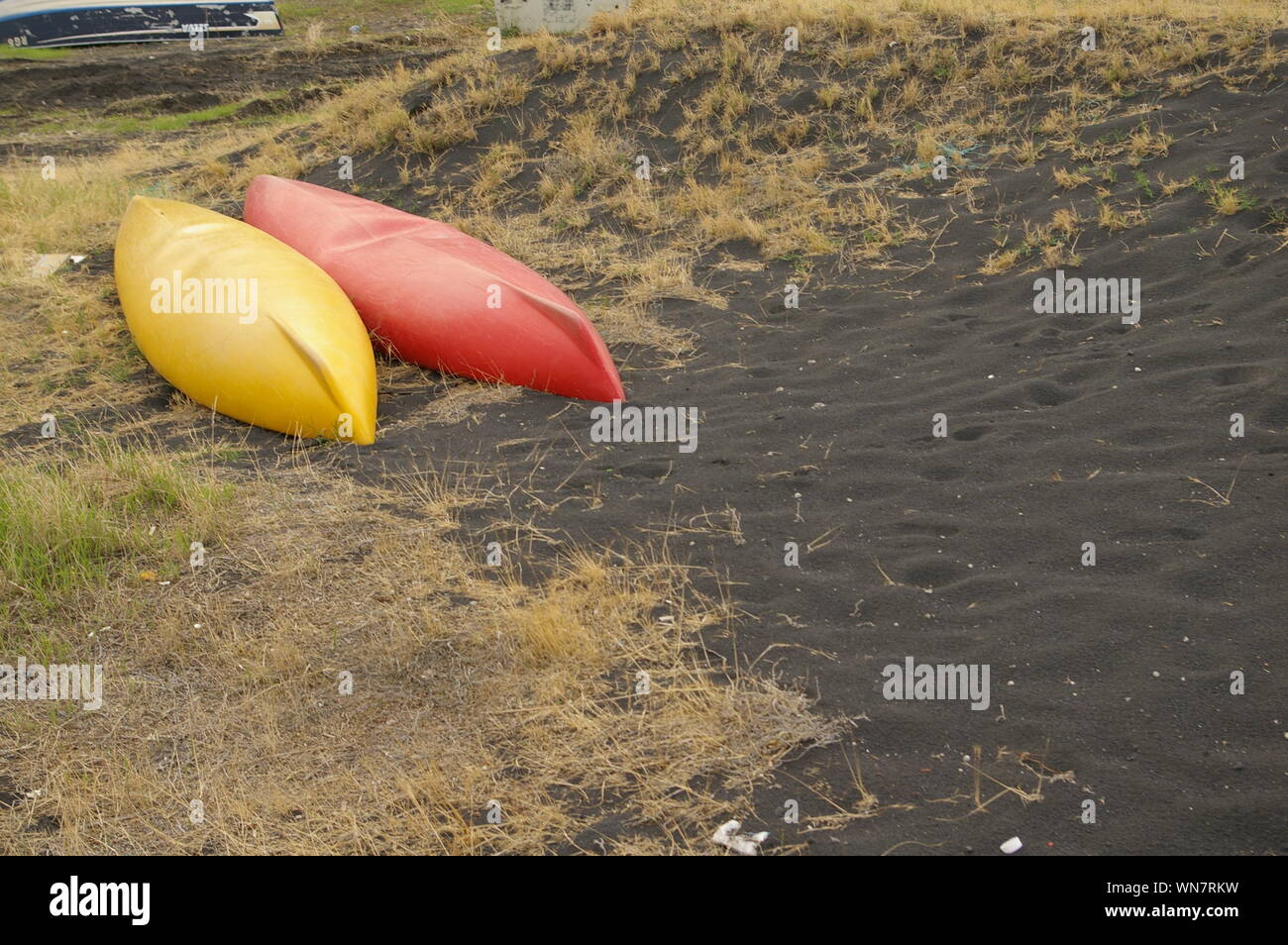 Red kayaks hi-res stock photography and images - Alamy