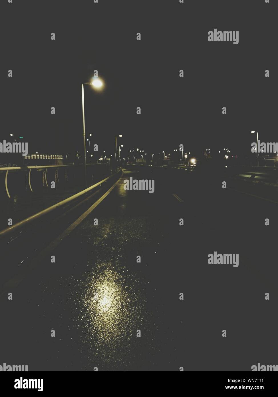 Wet road night no people hi-res stock photography and images - Alamy