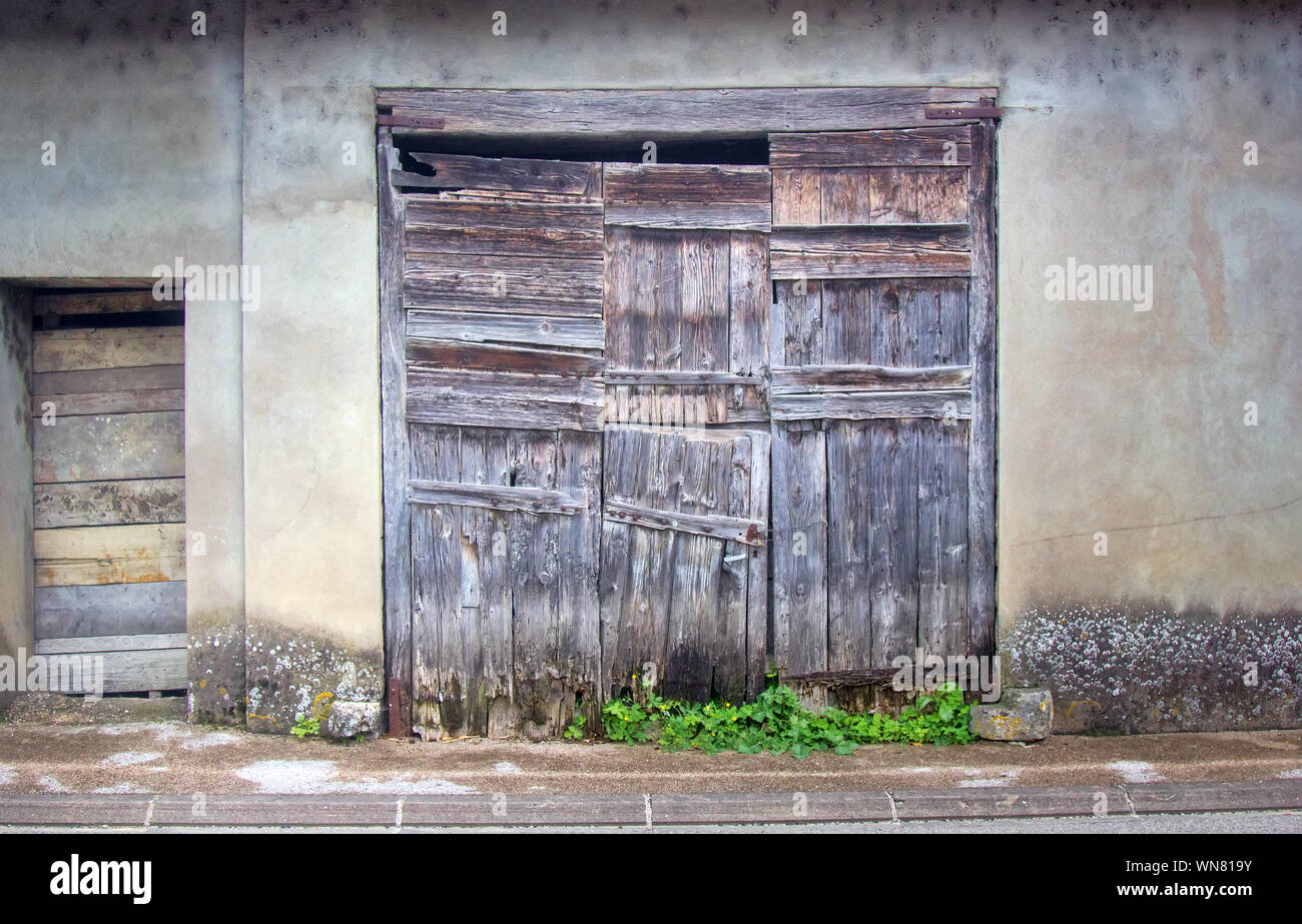 Former house entrance gates hi-res stock photography and images - Alamy