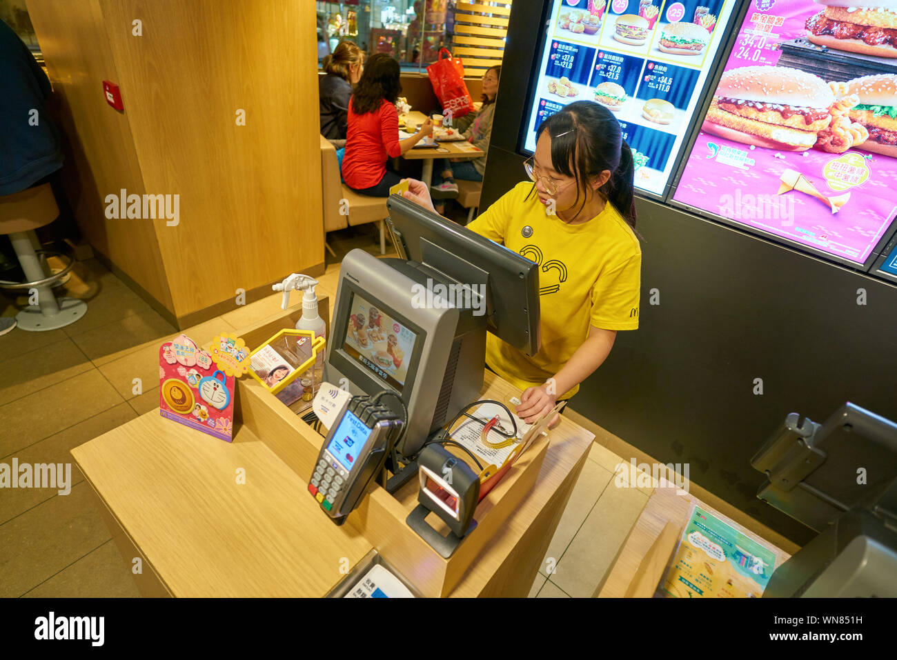 Mcdonalds worker 2019 hi-res stock photography and images - Alamy