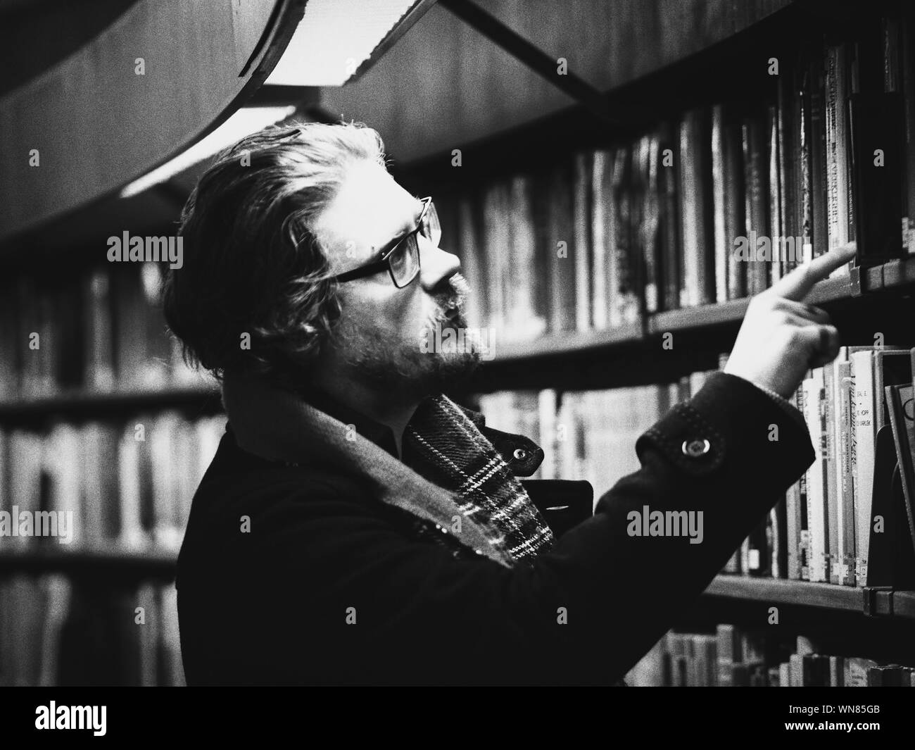 Man library hi-res stock photography and images - Alamy