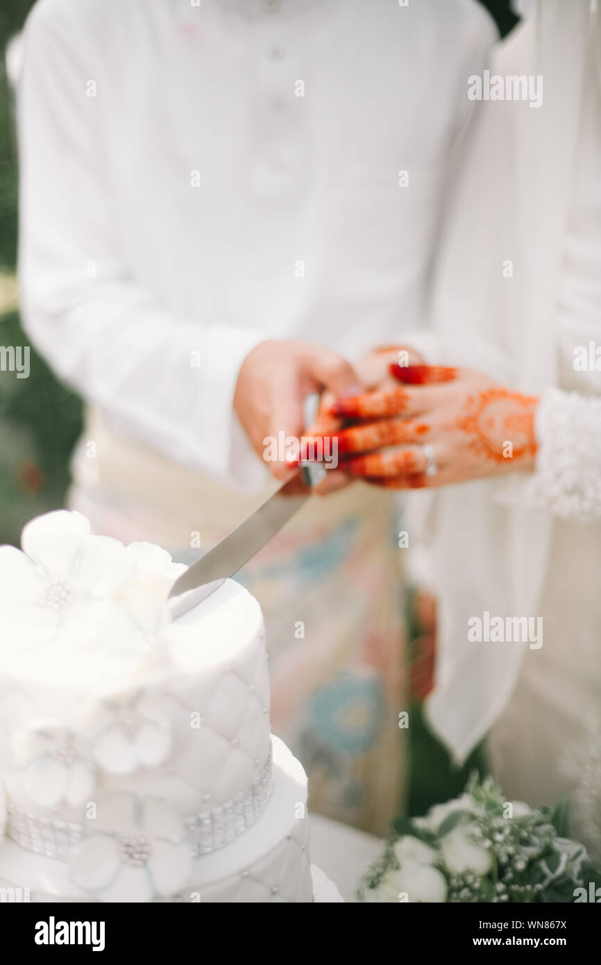 Weeding couple cake hi-res stock photography and images - Alamy