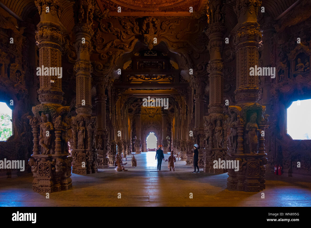 Big interior hindu temple hi-res stock photography and images - Alamy