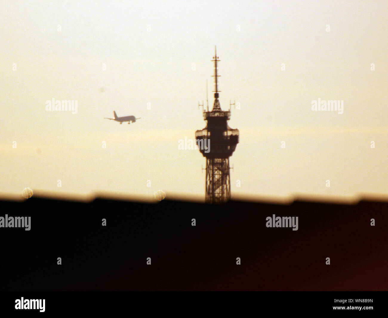 Airplane and control tower hi-res stock photography and images - Alamy