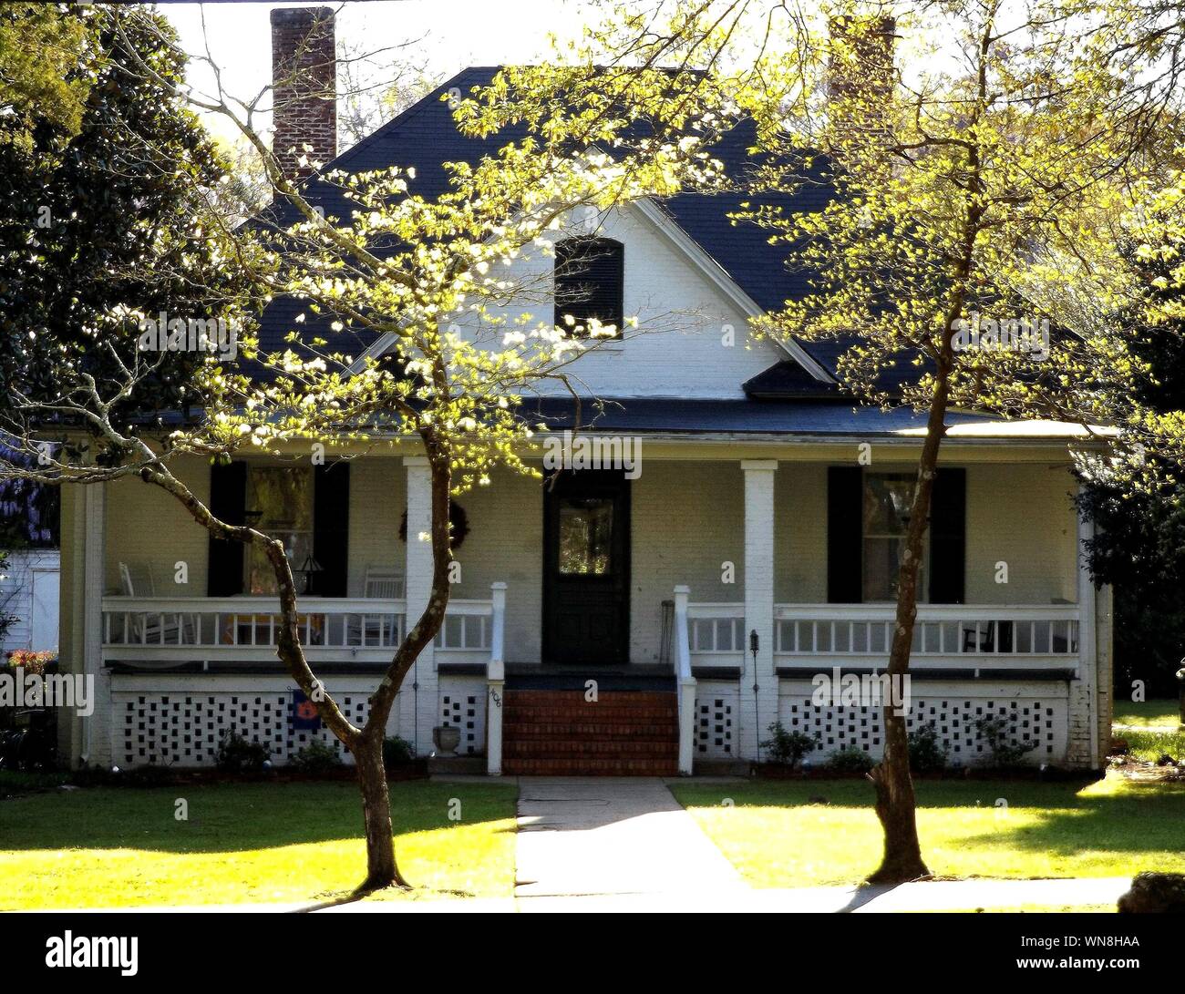 Front yard house hi-res stock photography and images - Alamy