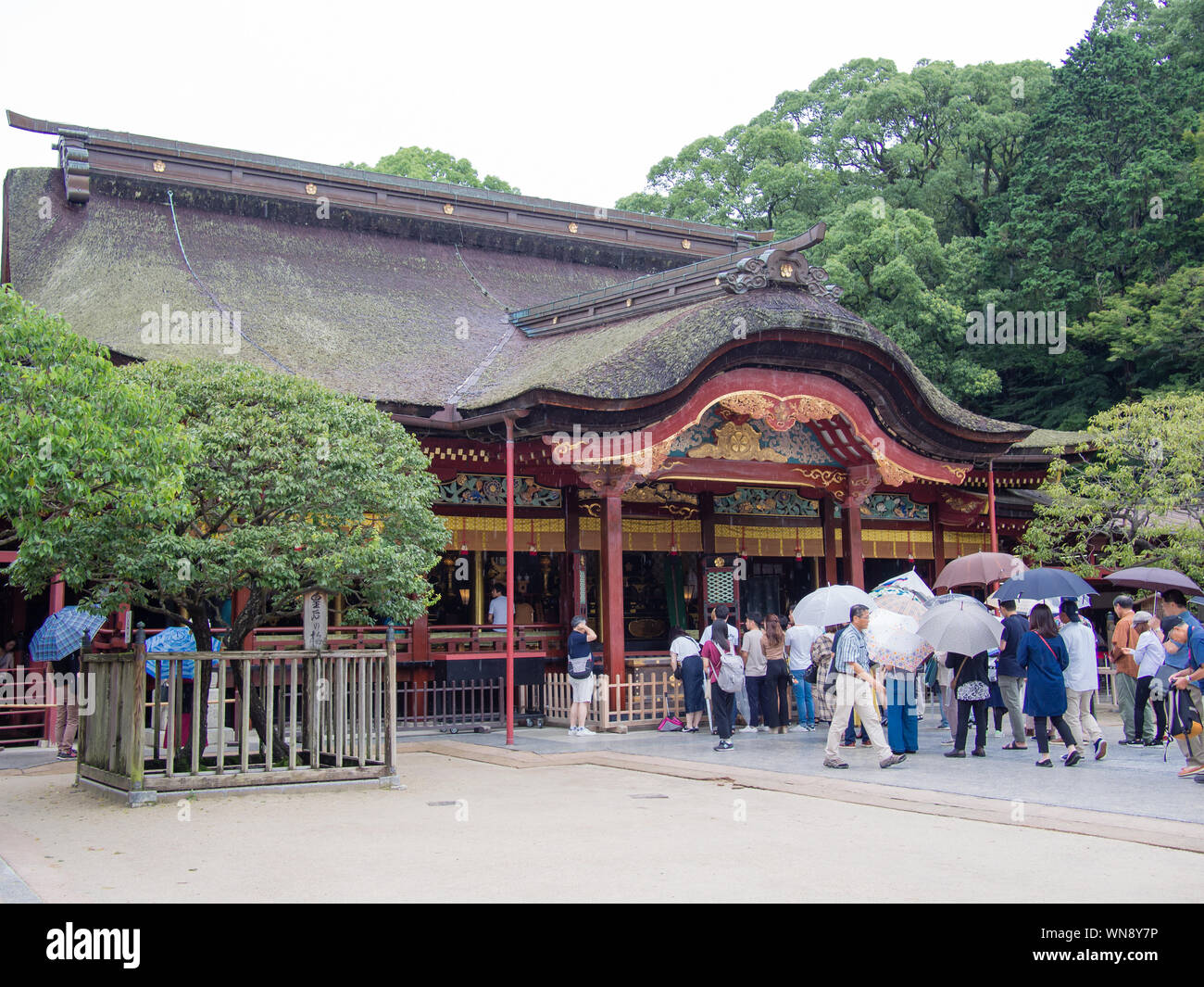 People waiting to pray to Tenjin, the Heavenly God, at the main shrine ...
