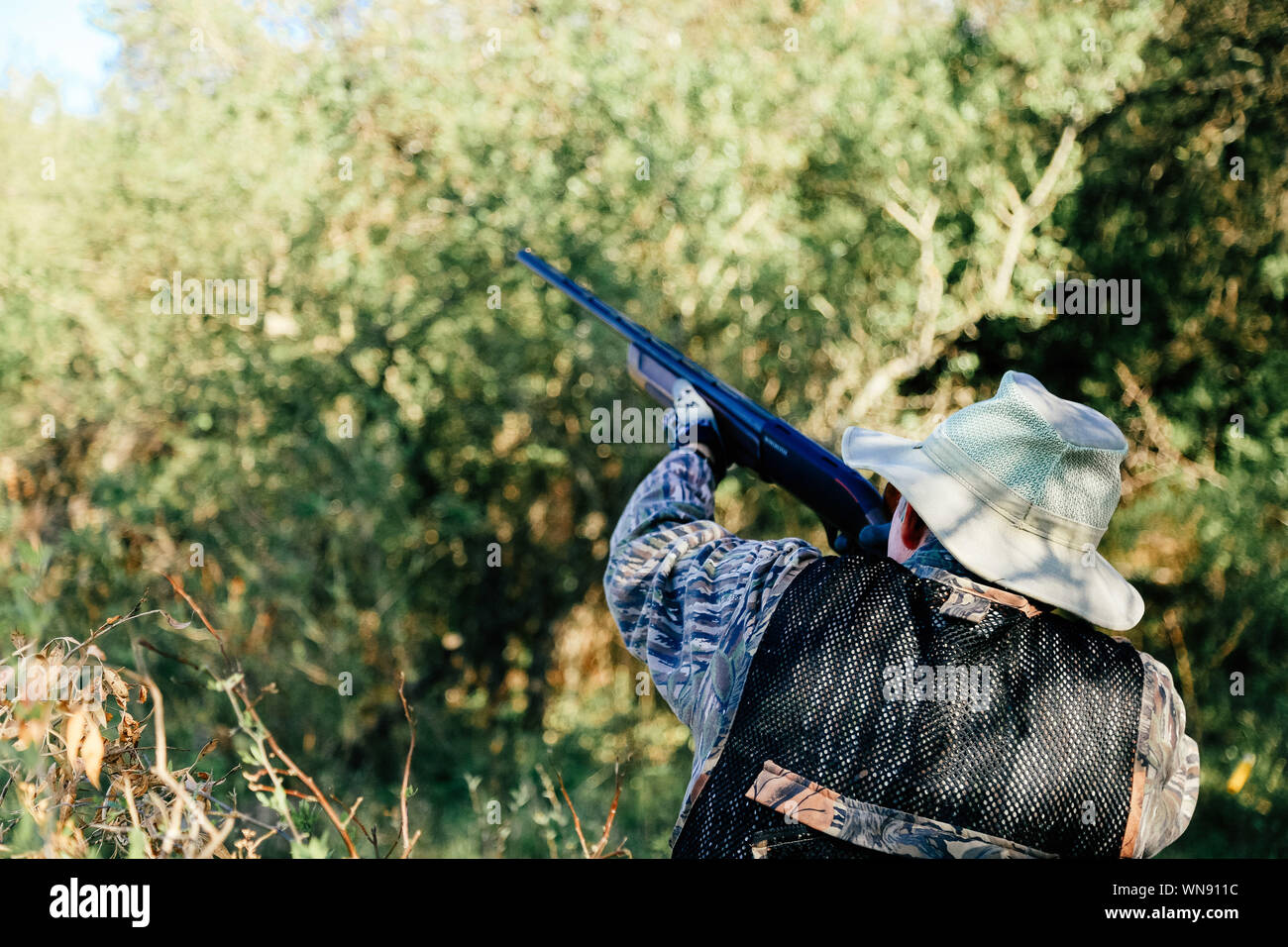 Hunter gun safari hi-res stock photography and images - Alamy