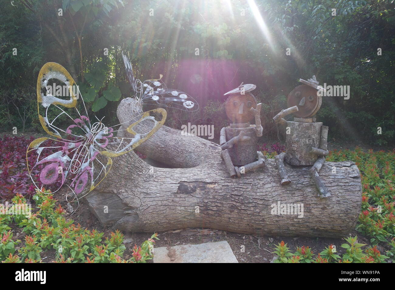 Log sculptures hi-res stock photography and images - Alamy