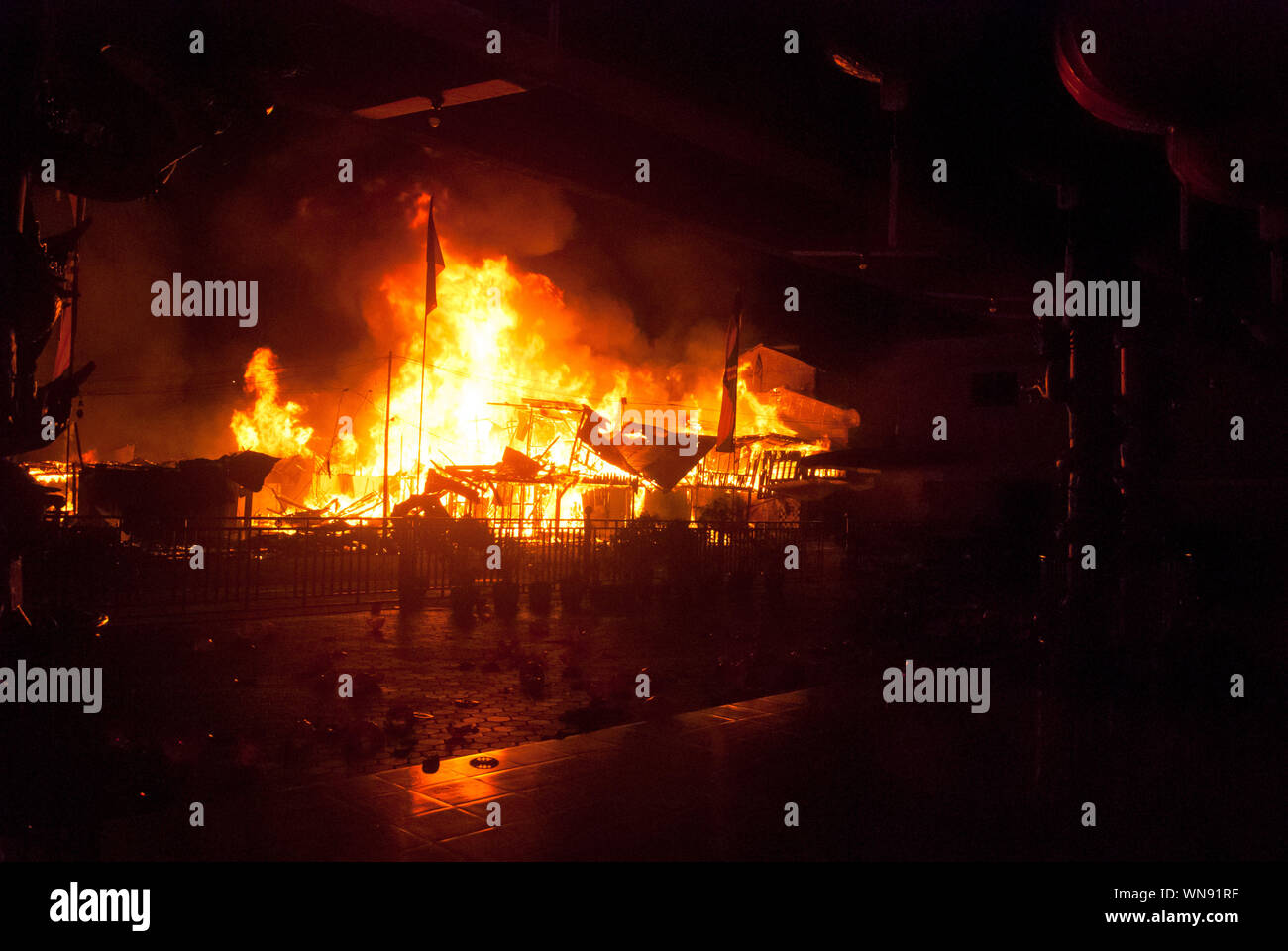 Burning houses night hi-res stock photography and images - Alamy