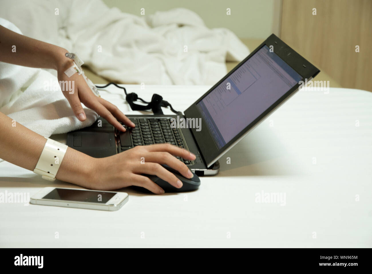 Hospital bed laptop typing hi-res stock photography and images - Alamy