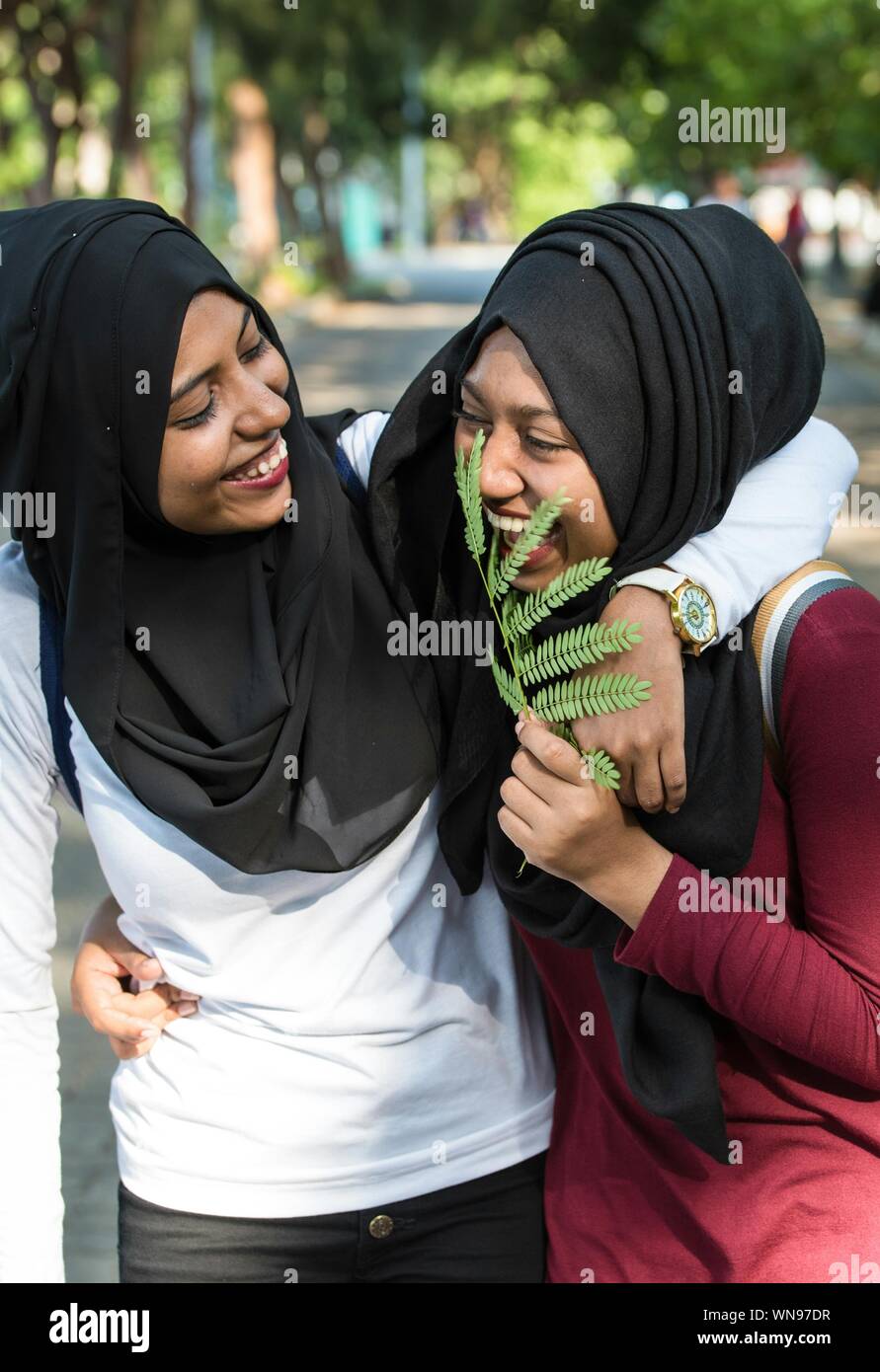 Hijab women friends hi-res stock photography and images - Alamy