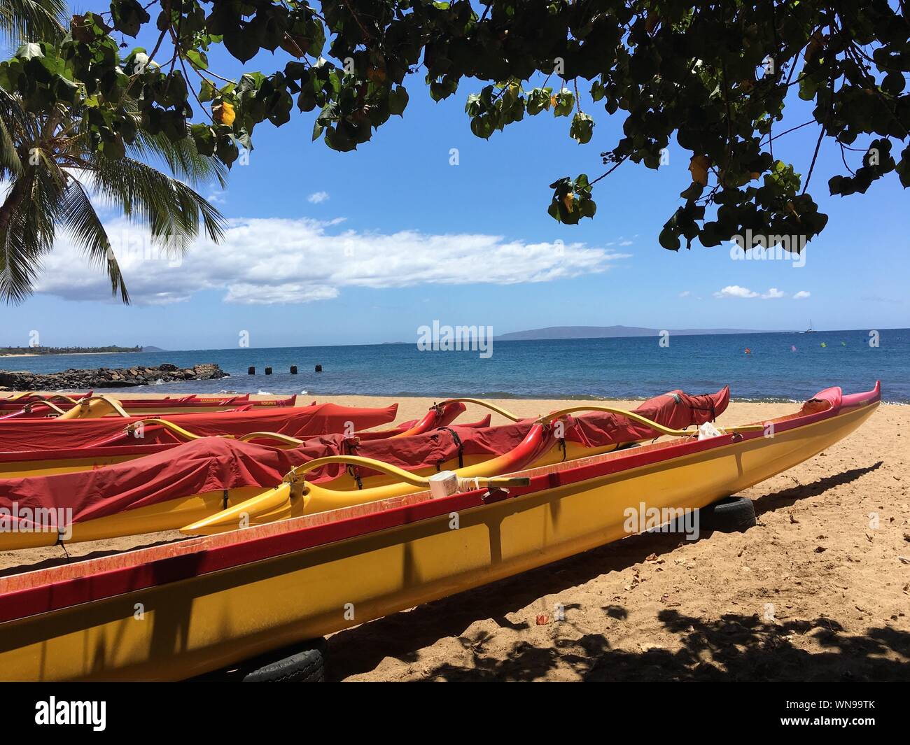 Hawaii beach boats hi-res stock photography and images - Alamy