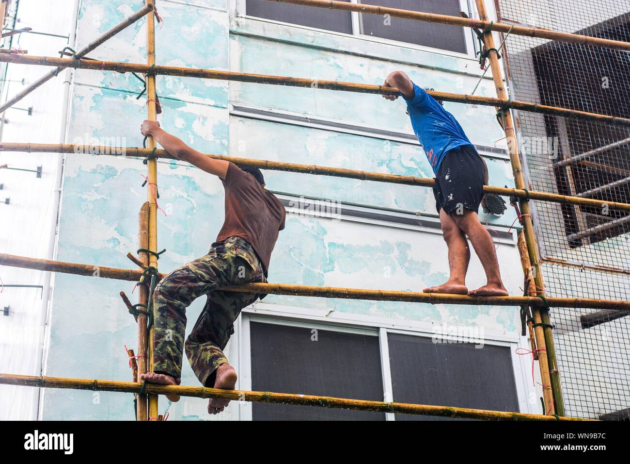 Men on scaffolding hi-res stock photography and images - Alamy