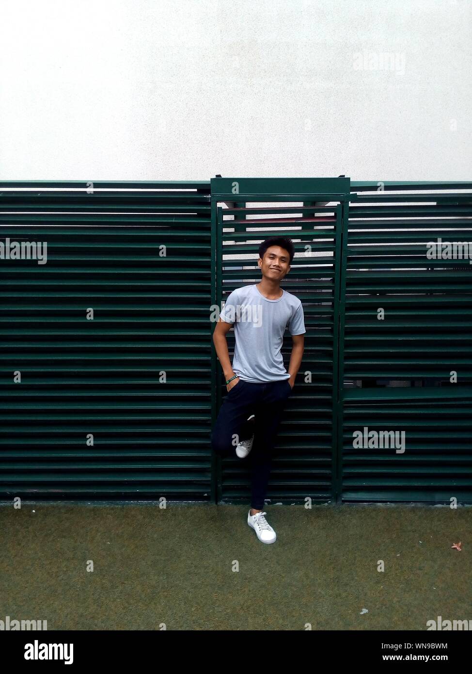 Man leaning on gate hi-res stock photography and images - Alamy
