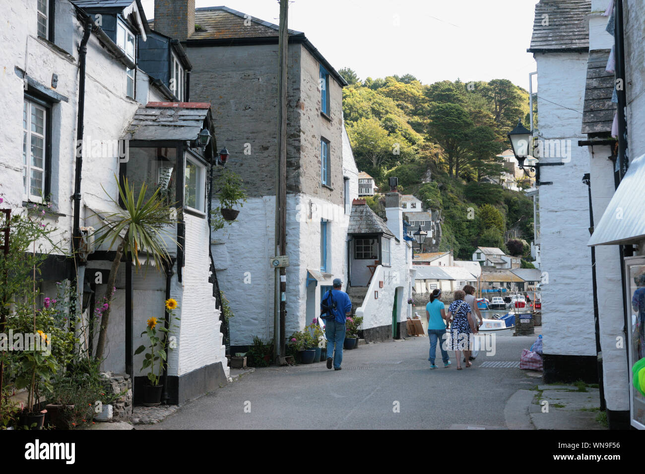 Quaint and picturesque Lansallos Street, Polperro, Cornwall, England ...