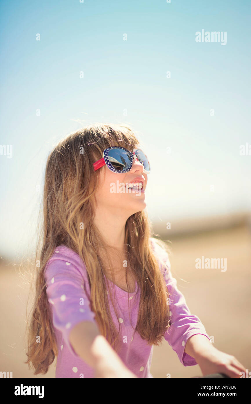 Girl wearing adult sunglasses hi-res stock photography and images - Alamy