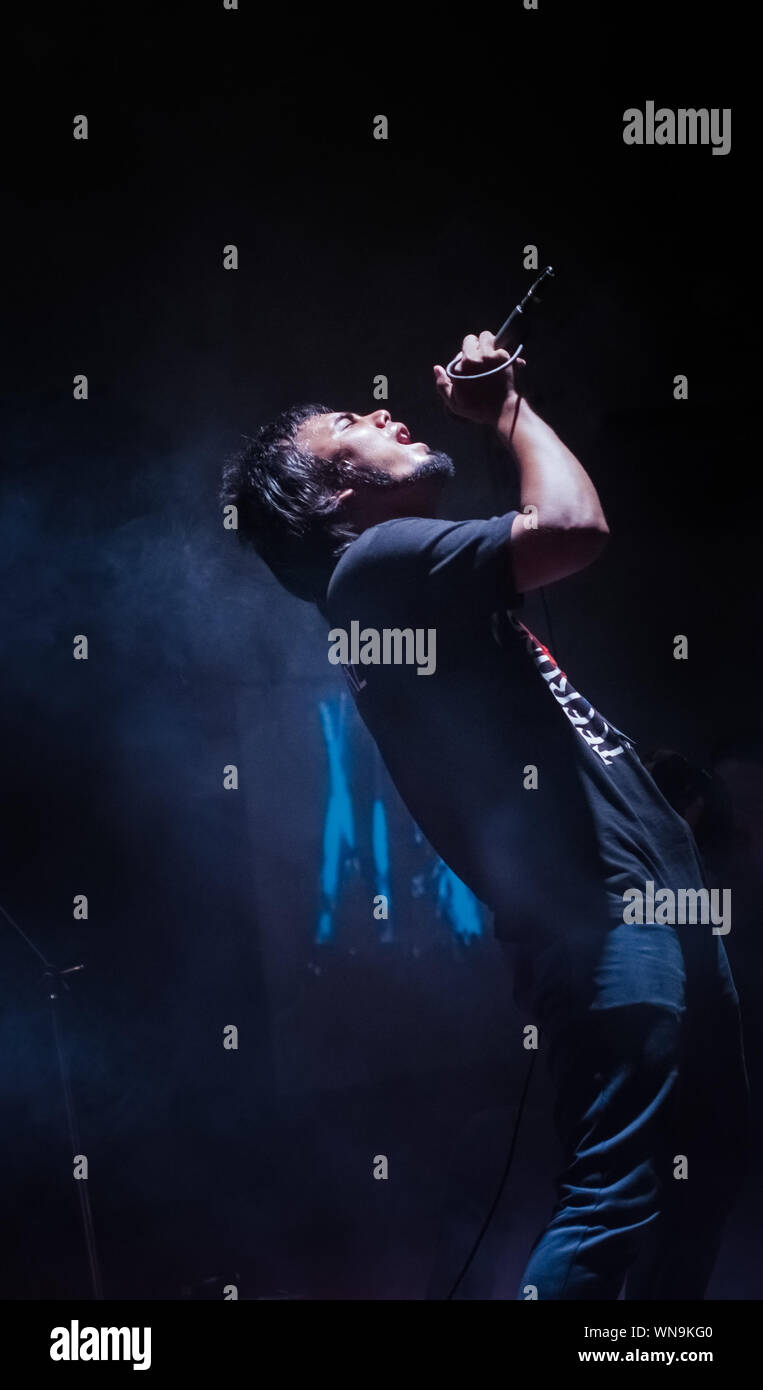 Singing at concert hi-res stock photography and images - Alamy