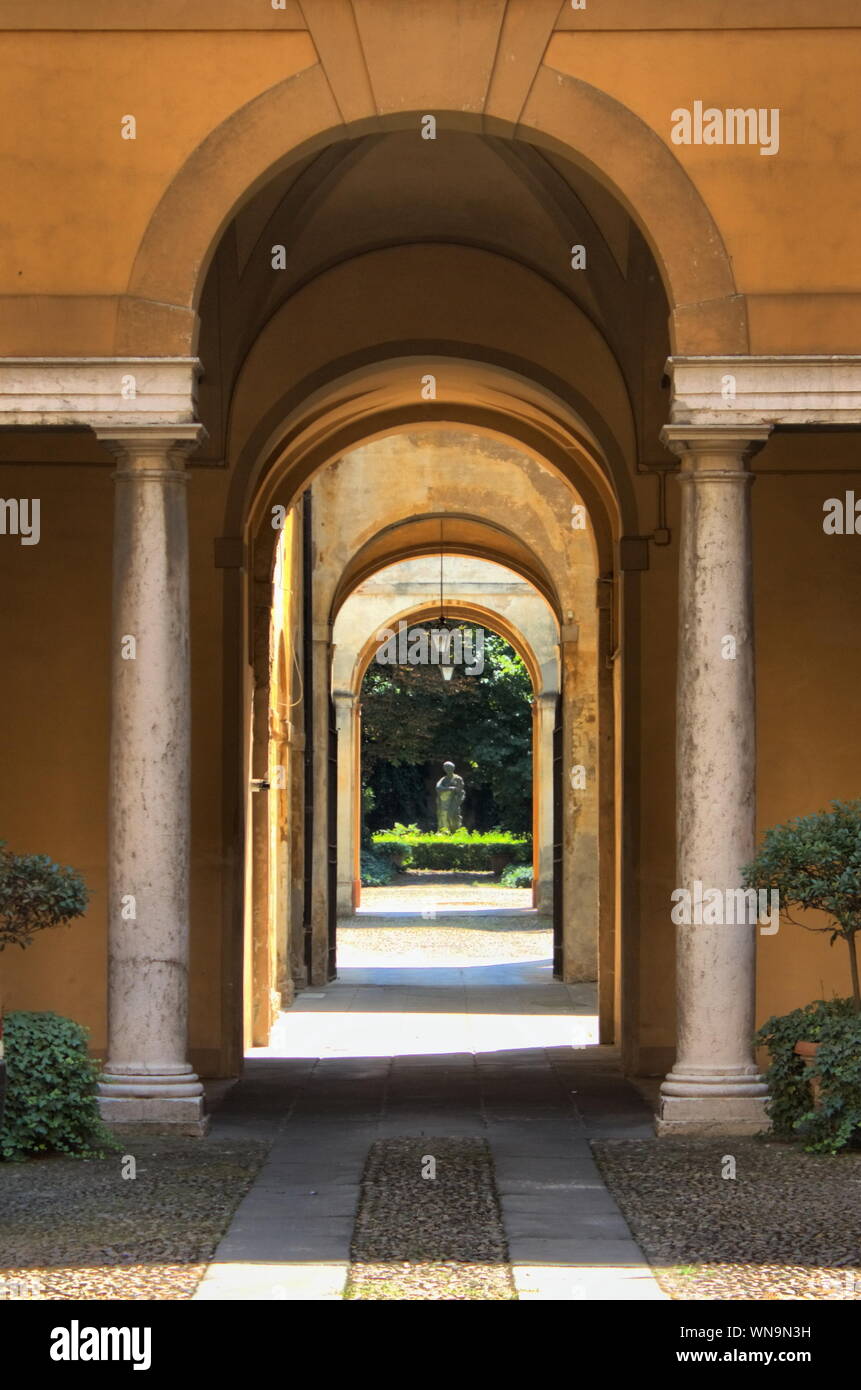Columned entranceway hi-res stock photography and images - Alamy