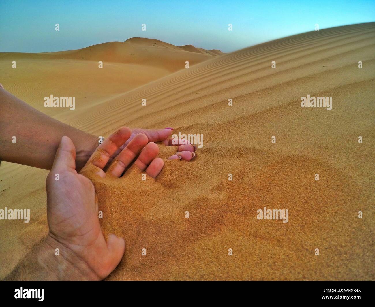 Hand holding sand desert hi-res stock photography and images - Alamy