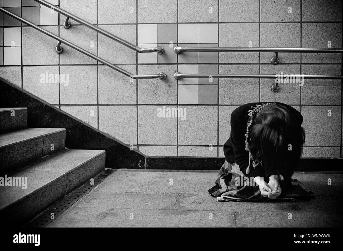 Woman kneeling to help hi-res stock photography and images - Alamy