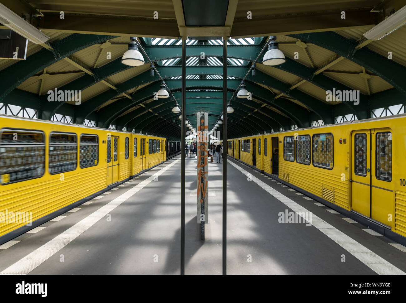 Yellow trains hi-res stock photography and images - Alamy