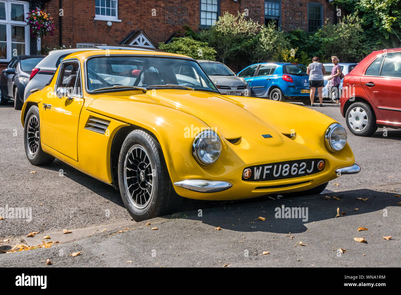 Yellow retro car hi-res stock photography and images - Alamy